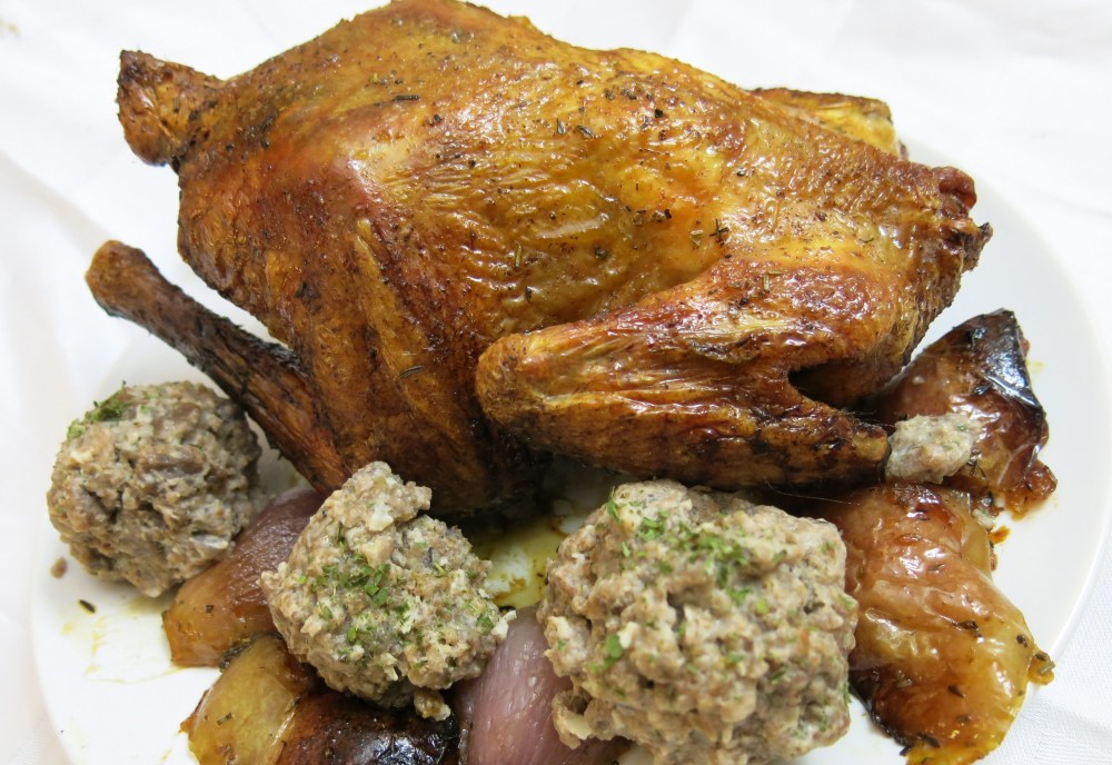 Knuspriges Brathuhn mit Äpfeln und Zwiebel | chefbabe.at